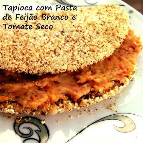 TAPIOCA COM PASTA DE FEIJÃO BRANCO E TOMATE SECO
